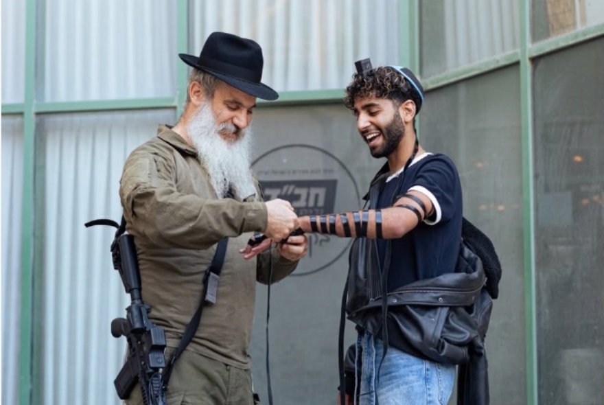 מבצעים: הרב שנפצע קשה חזר להניח תפילין עם נשק ופרוטזות - חרדים10