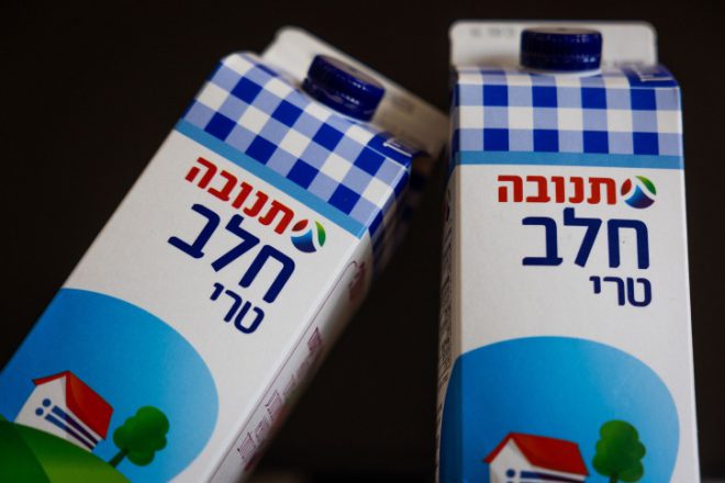 “התכווצו” • תנובה חטפה אושרה תביעה ייצוגית בגלל שקית חלב חרדים 10