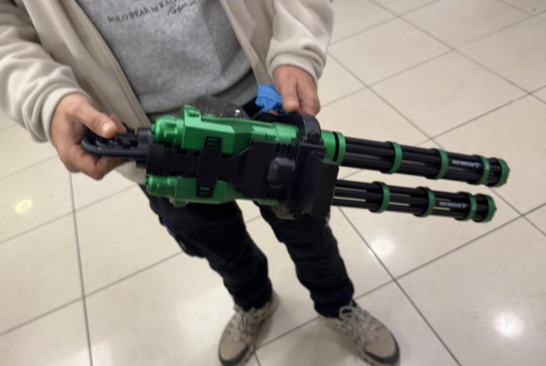 תיעוד מפחיד מאשקלון: צעיר בן 18 ירה מרובה אוויר לעבר ילדים ששחקו בחצר ...