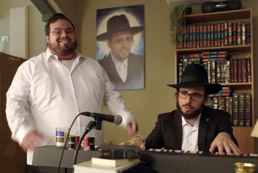 "צריכים להתבייש": הזעם על המערכון ב'ארץ נהדרת' על הינוקא - והתנצלות ...