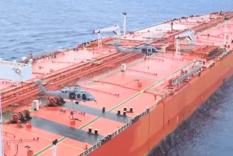 משתלשלים ממסוקים: כוחות אמריקניים השתלטו על מכלית נפט שמקושרת לאיראן ...