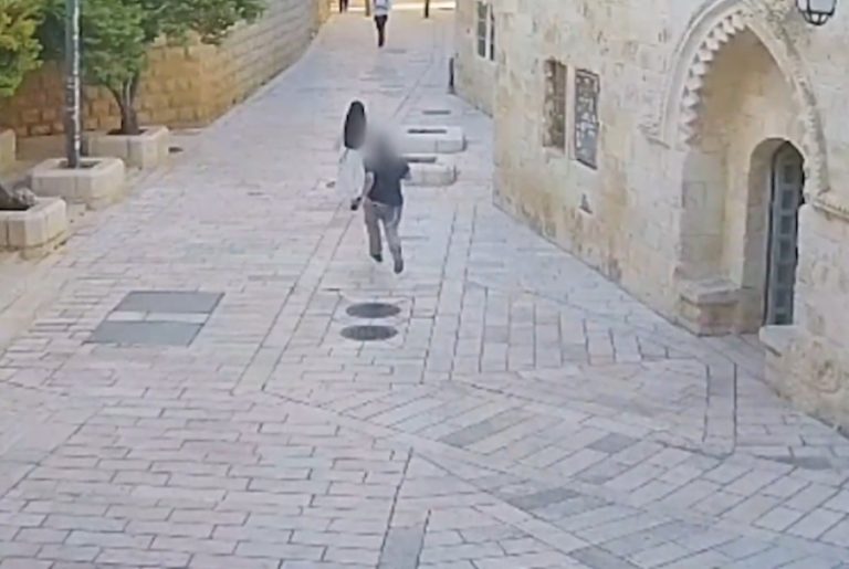 מסתער בריצה, מטיח את הנזירה בעוצמה לקרקע ובועט: המשטרה פרסמה תיעוד ...